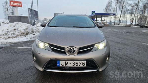 Brown Toyota Auris 2013 in Riga, with an engine capacity of 1.60 L and mileage of 201 thousand km for 6200 €, photo 3 on AUTOMOTO.COM.LV