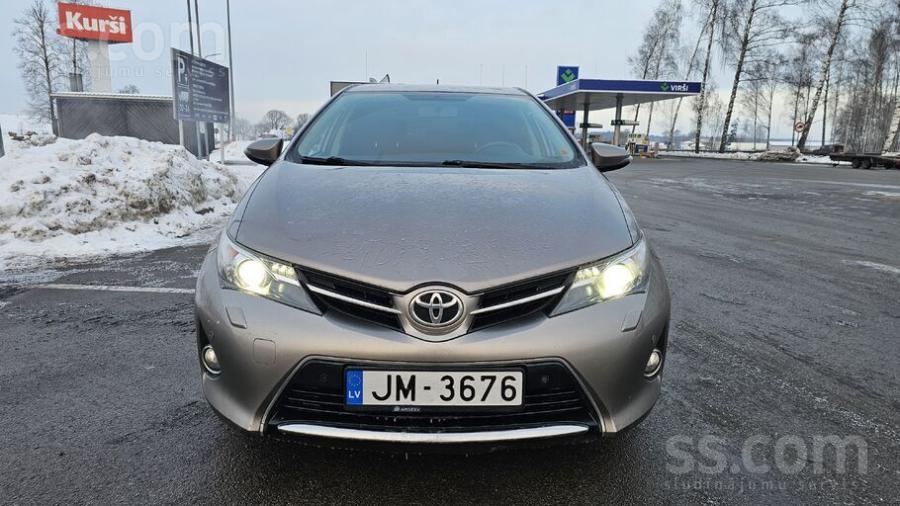 Brūns Toyota Auris 2013 Rīga, ar dzinēja tilpumu 1.60 L un nobraukumu 201 tūkst. km par 6200 €, foto 3 vietnē AUTOMOTO.COM.LV