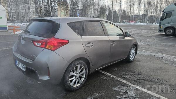Brown Toyota Auris 2013 in Riga, with an engine capacity of 1.60 L and mileage of 201 thousand km for 6200 €, photo 4 on AUTOMOTO.COM.LV