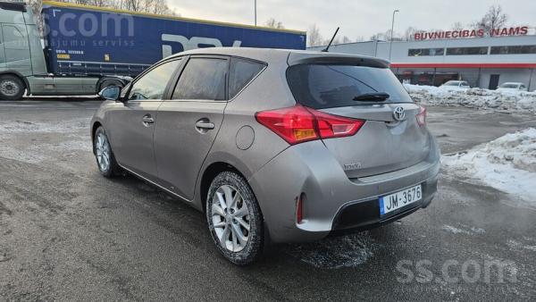 Brown Toyota Auris 2013 in Riga, with an engine capacity of 1.60 L and mileage of 201 thousand km for 6200 €, photo 5 on AUTOMOTO.COM.LV