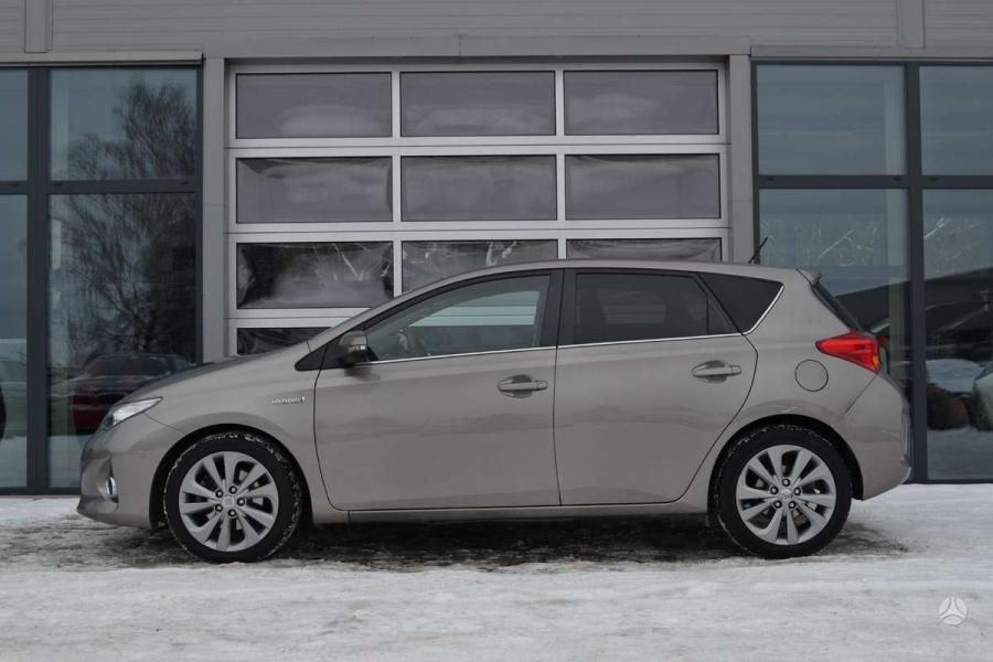 Brown Toyota Auris 2013 in Vilnius, with an engine capacity of 1.80 L and mileage of 230 thousand km for 8000 €, photo 3 on AUTOMOTO.COM.LV
