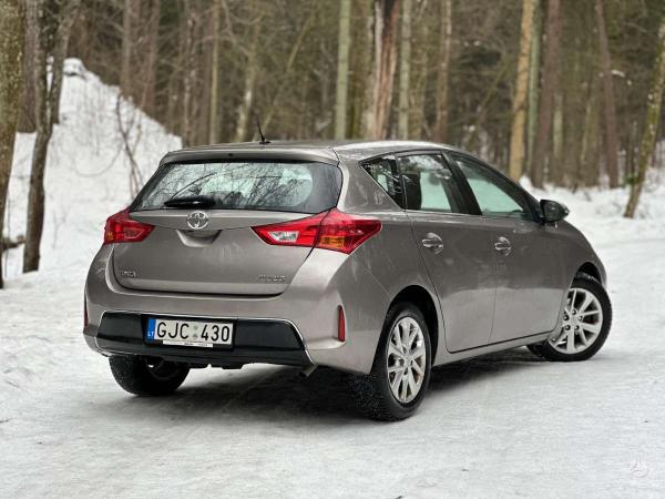 Brown Toyota Auris 2013 in Vilnius, with an engine capacity of 1.36 L and mileage of 259 thousand km for 4650 €, photo 2 on AUTOMOTO.COM.LV