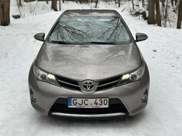 Brown Toyota Auris 2013 in Vilnius, with an engine capacity of 1.36 L and mileage of 259 thousand km for 4650 €, photo 3 on AUTOMOTO.COM.LV