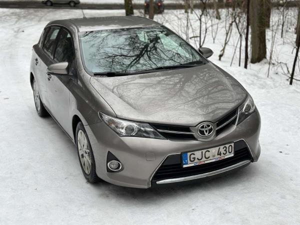 Brown Toyota Auris 2013 in Vilnius, with an engine capacity of 1.36 L and mileage of 259 thousand km for 4650 €, photo 5 on AUTOMOTO.COM.LV