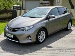 Brown Toyota Auris 2013 in Parnu, with an engine capacity of 1.60 L and mileage of 0 thousand km for 6450 €, photo  on AUTOMOTO.COM.LV