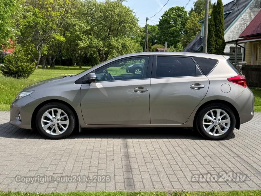 Brown Toyota Auris 2013 in Parnu, with an engine capacity of 1.60 L and mileage of 0 thousand km for 6450 €, photo 3 on AUTOMOTO.COM.LV