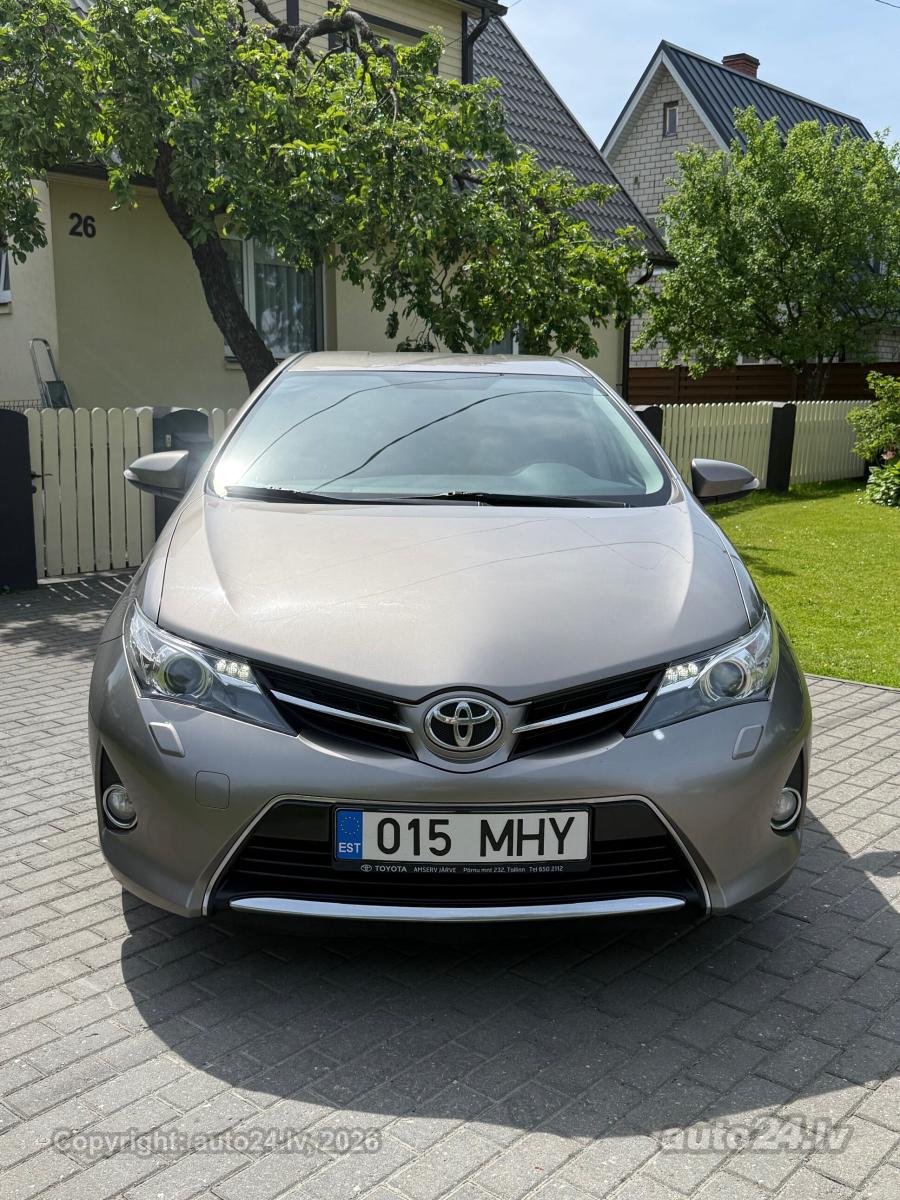 Brown Toyota Auris 2013 in Parnu, with an engine capacity of 1.60 L and mileage of 0 thousand km for 6450 €, photo 5 on AUTOMOTO.COM.LV