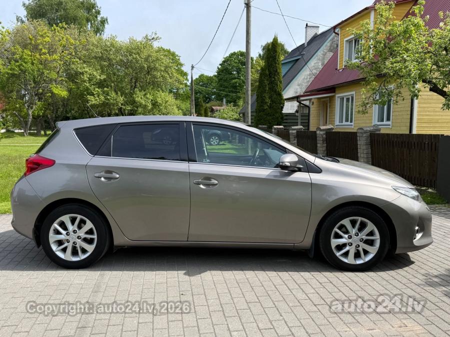 Brown Toyota Auris 2013 in Parnu, with an engine capacity of 1.60 L and mileage of 0 thousand km for 6450 €, photo 7 on AUTOMOTO.COM.LV