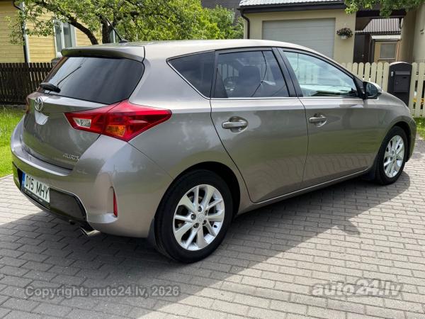 Brown Toyota Auris 2013 in Parnu, with an engine capacity of 1.60 L and mileage of 0 thousand km for 6450 €, photo 7 on AUTOMOTO.COM.LV