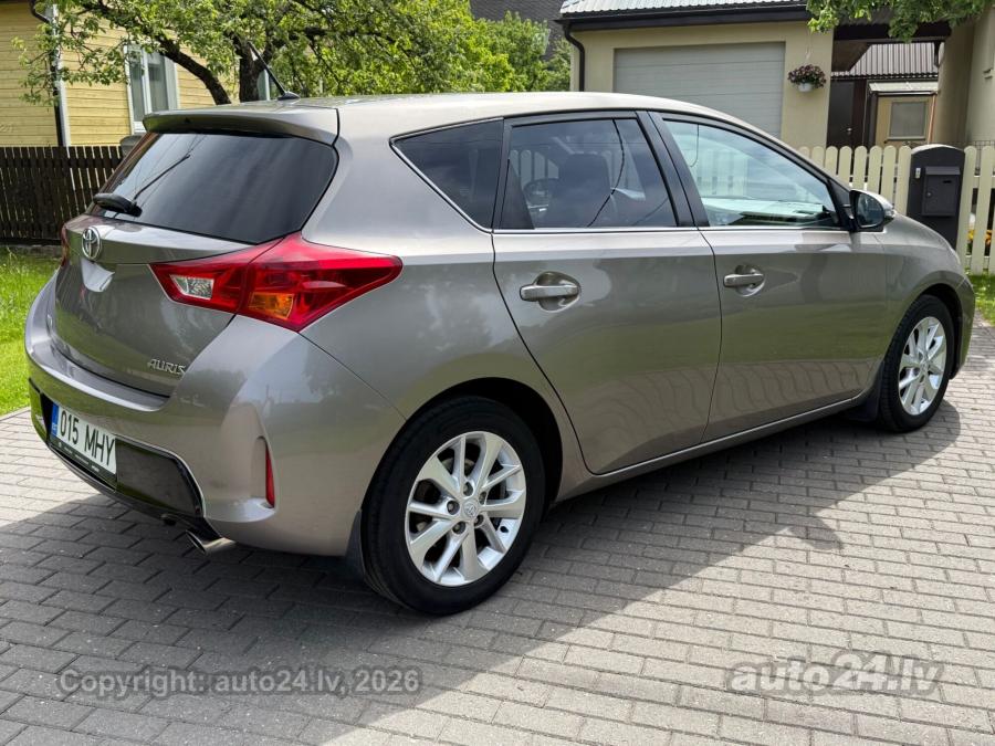 Brown Toyota Auris 2013 in Parnu, with an engine capacity of 1.60 L and mileage of 0 thousand km for 6450 €, photo 8 on AUTOMOTO.COM.LV