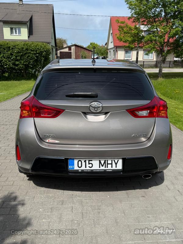 Brown Toyota Auris 2013 in Parnu, with an engine capacity of 1.60 L and mileage of 0 thousand km for 6450 €, photo 8 on AUTOMOTO.COM.LV