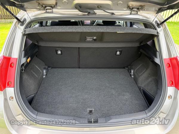 Brown Toyota Auris 2013 in Parnu, with an engine capacity of 1.60 L and mileage of 0 thousand km for 6450 €, photo 9 on AUTOMOTO.COM.LV