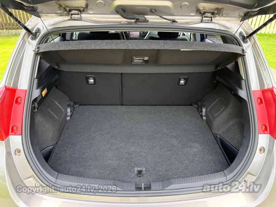 Brown Toyota Auris 2013 in Parnu, with an engine capacity of 1.60 L and mileage of 0 thousand km for 6450 €, photo 10 on AUTOMOTO.COM.LV