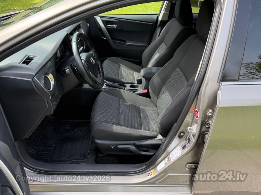 Brown Toyota Auris 2013 in Parnu, with an engine capacity of 1.60 L and mileage of 0 thousand km for 6450 €, photo 12 on AUTOMOTO.COM.LV