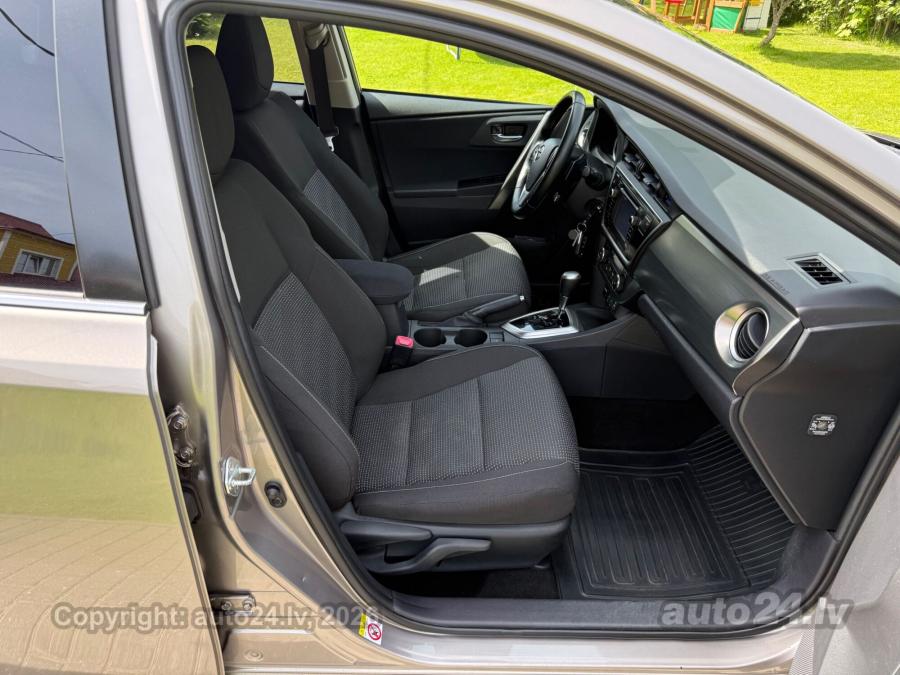 Brown Toyota Auris 2013 in Parnu, with an engine capacity of 1.60 L and mileage of 0 thousand km for 6450 €, photo 14 on AUTOMOTO.COM.LV