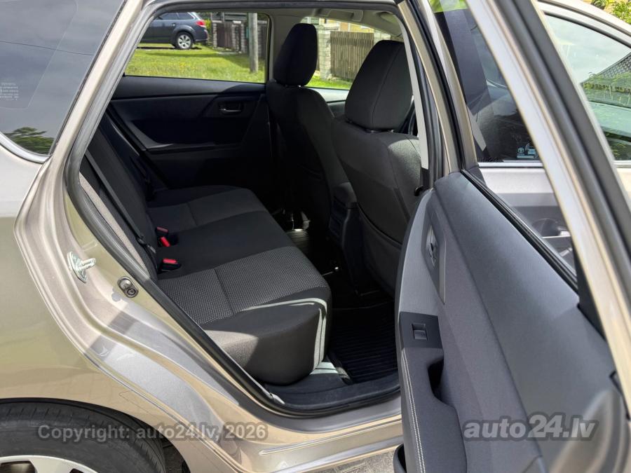 Brown Toyota Auris 2013 in Parnu, with an engine capacity of 1.60 L and mileage of 0 thousand km for 6450 €, photo 15 on AUTOMOTO.COM.LV