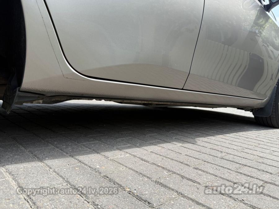 Brown Toyota Auris 2013 in Parnu, with an engine capacity of 1.60 L and mileage of 0 thousand km for 6450 €, photo 23 on AUTOMOTO.COM.LV
