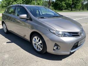 Brūns Toyota Auris 2013 Ogre, ar dzinēja tilpumu 1.30 L un nobraukumu 213 tūkst. km par 6470 €, foto  vietnē AUTOMOTO.COM.LV