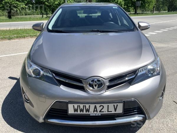Brūns Toyota Auris 2013 Ogre, ar dzinēja tilpumu 1.30 L un nobraukumu 213 tūkst. km par 6470 €, foto 2 vietnē AUTOMOTO.COM.LV