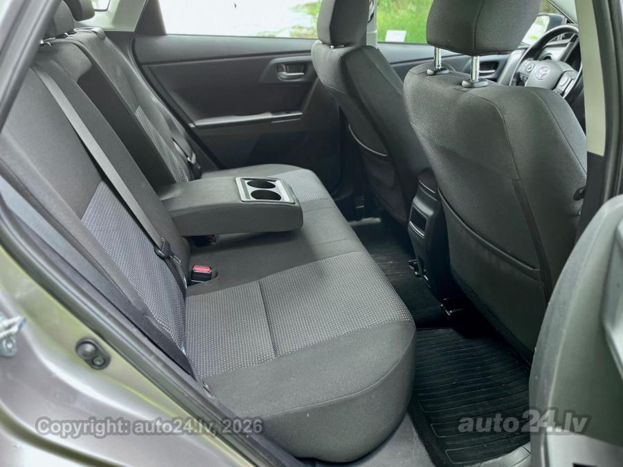 Brown Toyota Auris 2013 in Tallinn, with an engine capacity of 1.60 L and mileage of 134 thousand km for 8000 €, photo 8 on AUTOMOTO.COM.LV