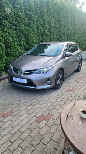 Brūns Toyota Auris 2013 Viļņa, ar dzinēja tilpumu 1.60 L un nobraukumu 169 tūkst. km par 7500 €, foto  vietnē AUTOMOTO.COM.LV