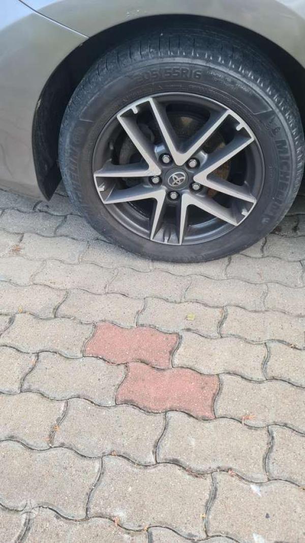 Brown Toyota Auris 2013 in Vilnius, with an engine capacity of 1.60 L and mileage of 169 thousand km for 7500 €, photo 2 on AUTOMOTO.COM.LV