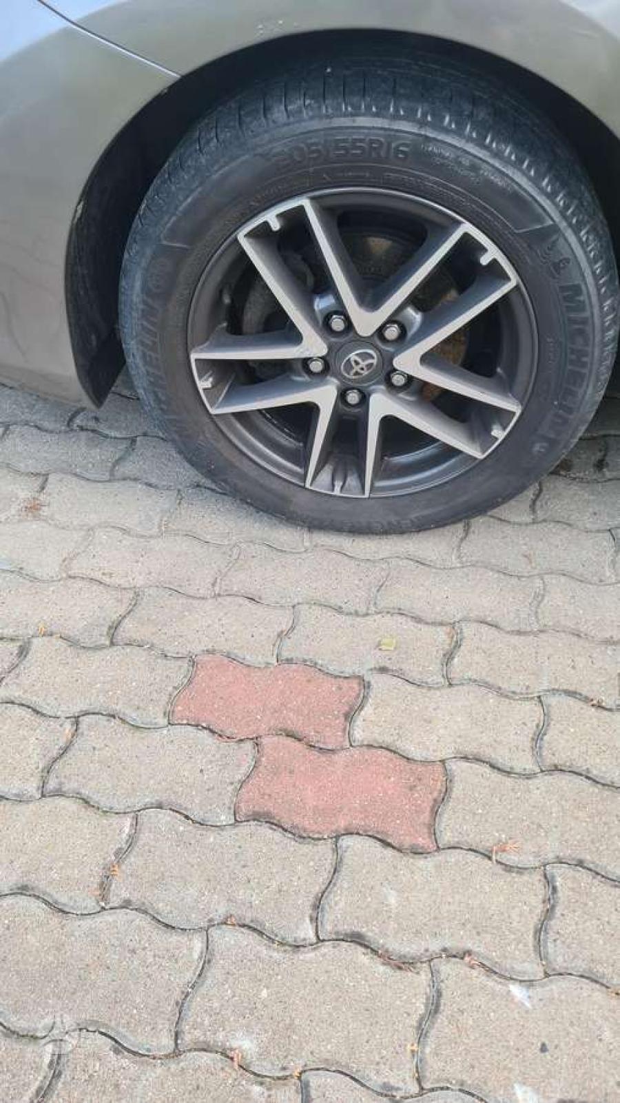 Brown Toyota Auris 2013 in Vilnius, with an engine capacity of 1.60 L and mileage of 169 thousand km for 7500 €, photo 3 on AUTOMOTO.COM.LV