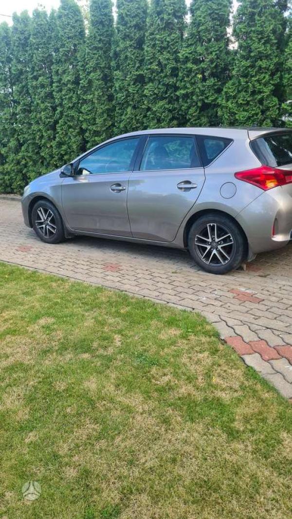 Brown Toyota Auris 2013 in Vilnius, with an engine capacity of 1.60 L and mileage of 169 thousand km for 7500 €, photo 3 on AUTOMOTO.COM.LV