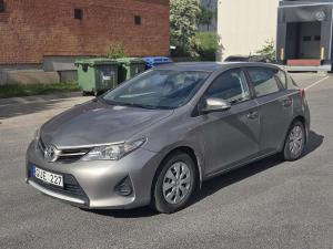 Brown Toyota Auris 2013 in Vilnius, with an engine capacity of 1.36 L and mileage of 324 thousand km for 3490 €, photo  on AUTOMOTO.COM.LV