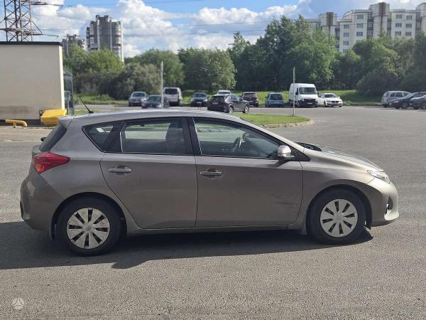 Brūns Toyota Auris 2013 Viļņa, ar dzinēja tilpumu 1.36 L un nobraukumu 324 tūkst. km par 3490 €, foto 4 vietnē AUTOMOTO.COM.LV