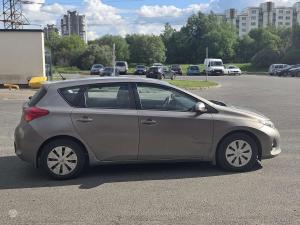 Brown Toyota Auris 2013 in Vilnius, with an engine capacity of 1.36 L and mileage of 324 thousand km for 3490 €, photo 5 on AUTOMOTO.COM.LV