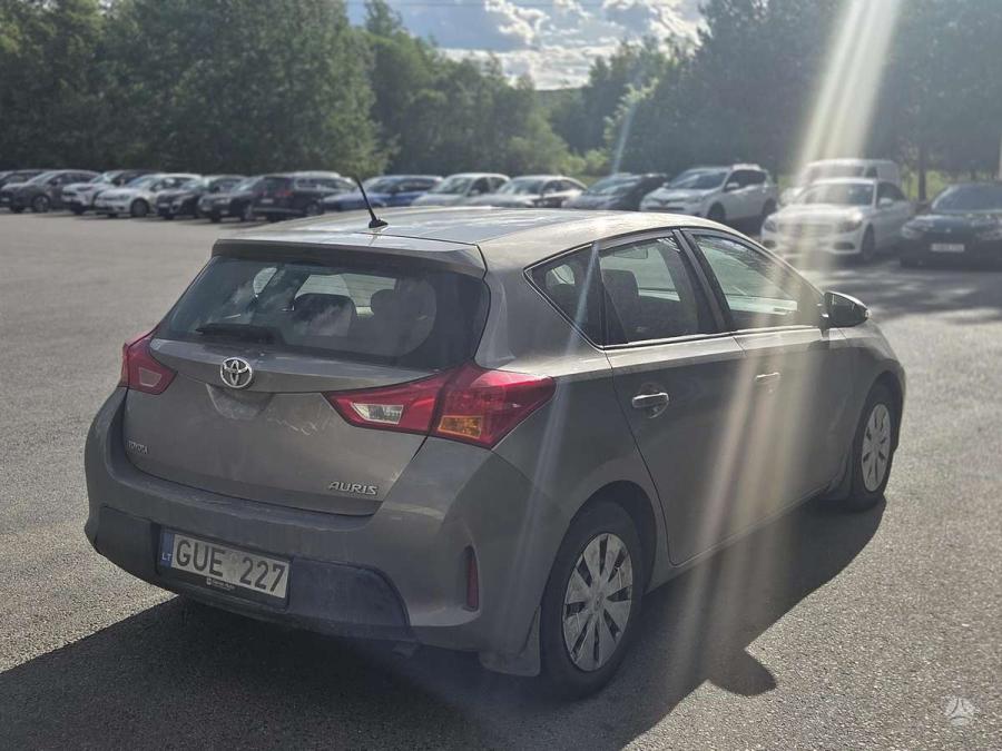 Brown Toyota Auris 2013 in Vilnius, with an engine capacity of 1.36 L and mileage of 324 thousand km for 3490 €, photo 6 on AUTOMOTO.COM.LV