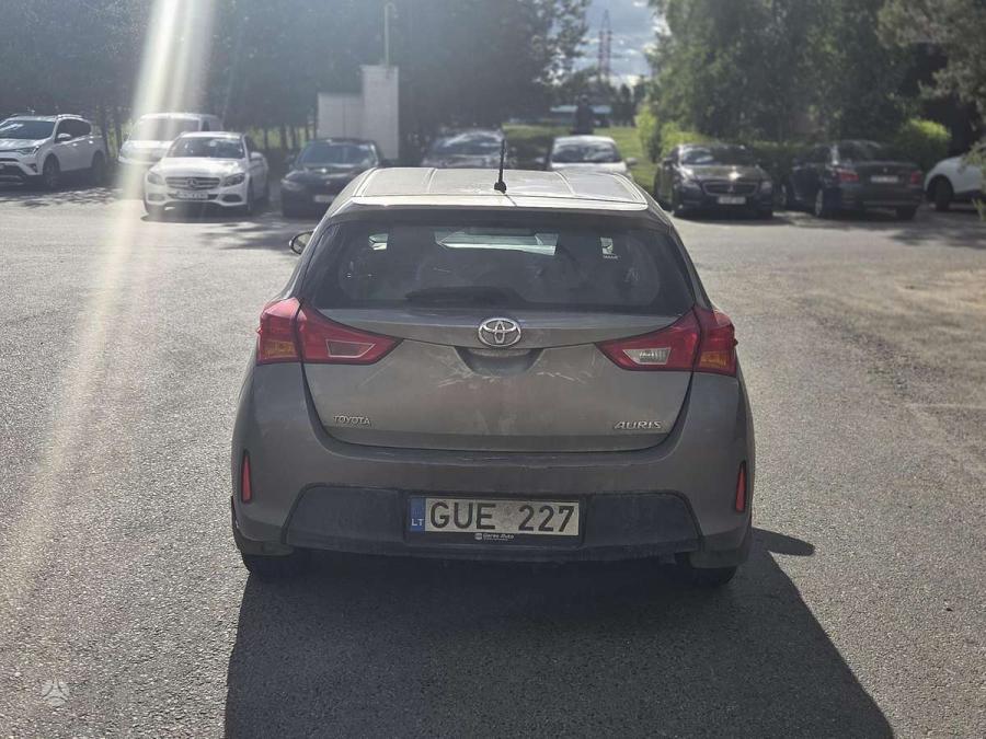 Brown Toyota Auris 2013 in Vilnius, with an engine capacity of 1.36 L and mileage of 324 thousand km for 3490 €, photo 7 on AUTOMOTO.COM.LV