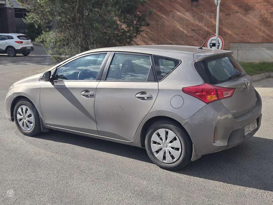 Brown Toyota Auris 2013 in Vilnius, with an engine capacity of 1.36 L and mileage of 324 thousand km for 3490 €, photo 8 on AUTOMOTO.COM.LV