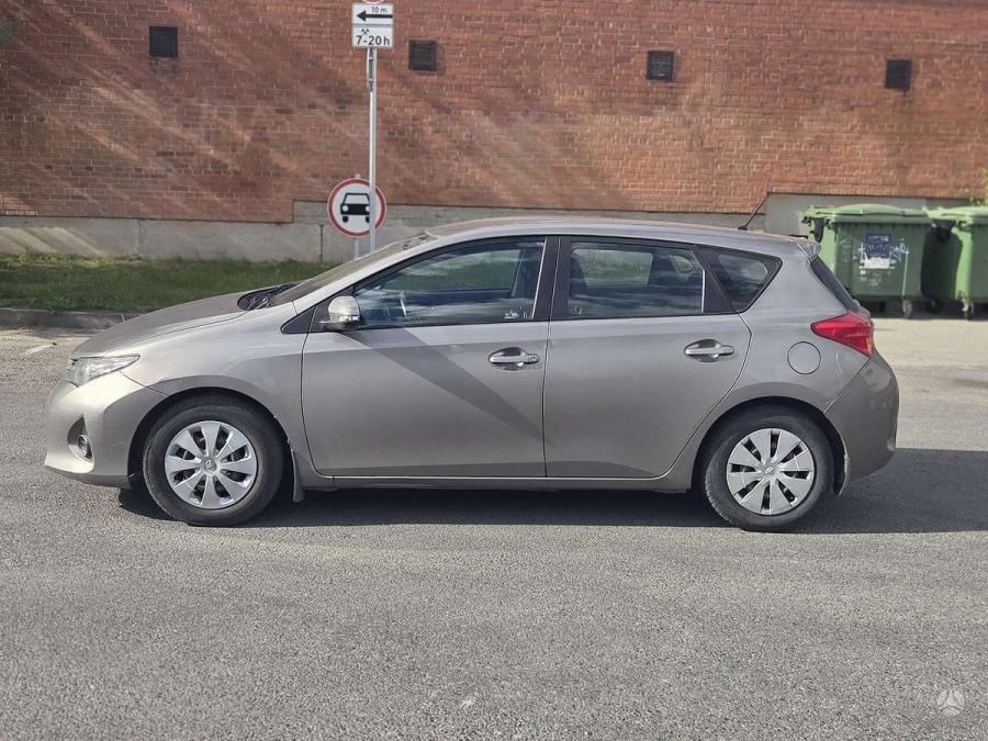 Brown Toyota Auris 2013 in Vilnius, with an engine capacity of 1.36 L and mileage of 324 thousand km for 3490 €, photo 9 on AUTOMOTO.COM.LV