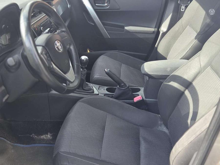 Brown Toyota Auris 2013 in Vilnius, with an engine capacity of 1.36 L and mileage of 324 thousand km for 3490 €, photo 10 on AUTOMOTO.COM.LV