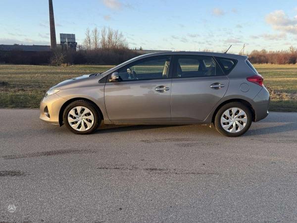 Brown Toyota Auris 2014 in Vilkaviskis, with an engine capacity of 1.36 L and mileage of 192 thousand km for 5499 €, photo 4 on AUTOMOTO.COM.LV