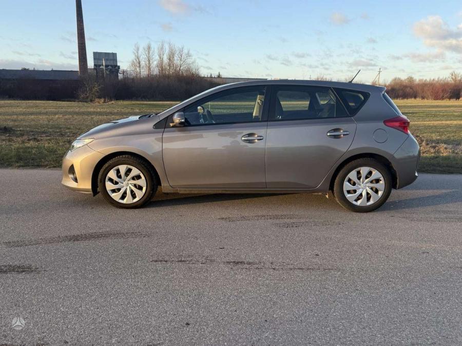 Brown Toyota Auris 2014 in Vilkaviskis, with an engine capacity of 1.36 L and mileage of 192 thousand km for 5499 €, photo 4 on AUTOMOTO.COM.LV