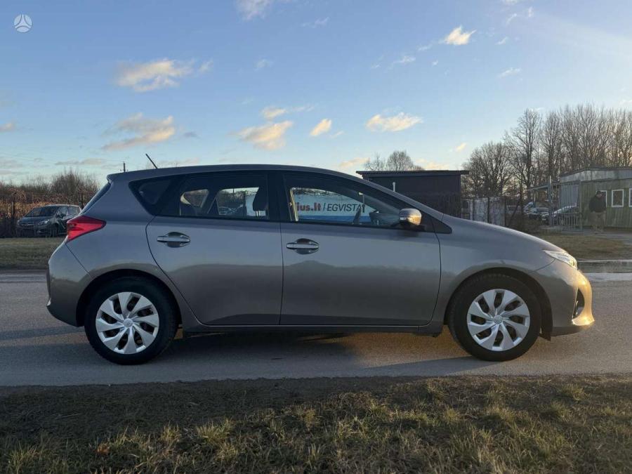 Brown Toyota Auris 2014 in Vilkaviskis, with an engine capacity of 1.36 L and mileage of 192 thousand km for 5499 €, photo 6 on AUTOMOTO.COM.LV