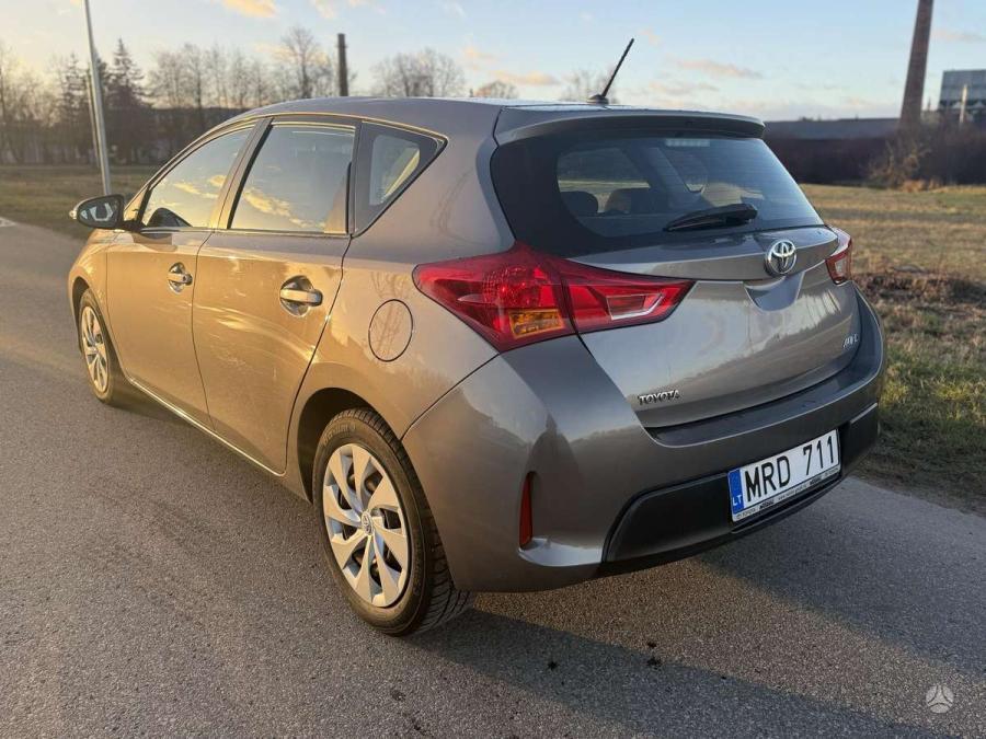 Brown Toyota Auris 2014 in Vilkaviskis, with an engine capacity of 1.36 L and mileage of 192 thousand km for 5499 €, photo 7 on AUTOMOTO.COM.LV