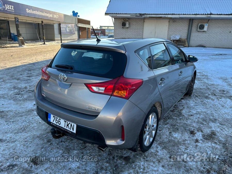 Brown Toyota Auris 2014 in Tallinn, with an engine capacity of 1.60 L and mileage of 153 thousand km for 8500 €, photo 5 on AUTOMOTO.COM.LV