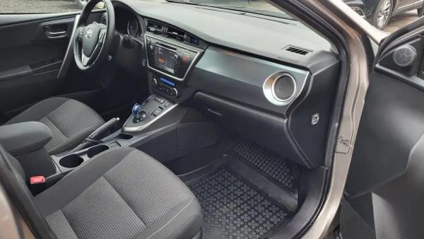 Brown Toyota Auris 2014 in Riga, with an engine capacity of 1.80 L and mileage of 243 thousand km for 8750 €, photo 8 on AUTOMOTO.COM.LV