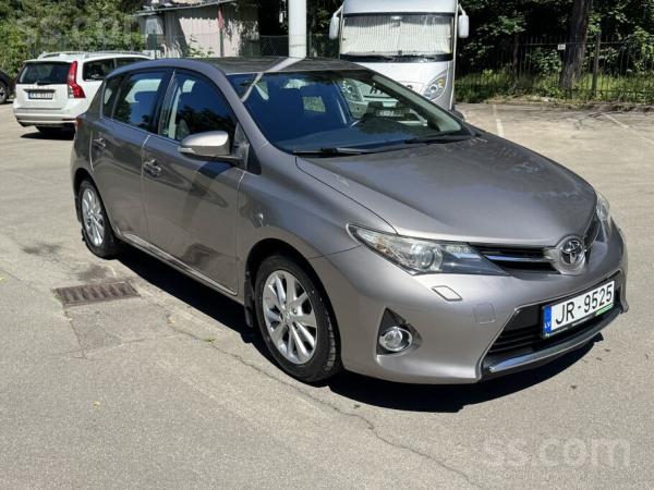 Brown Toyota Auris 2014 in Riga, with an engine capacity of 1.60 L and mileage of 180 thousand km for 7999 €, photo 1 on AUTOMOTO.COM.LV