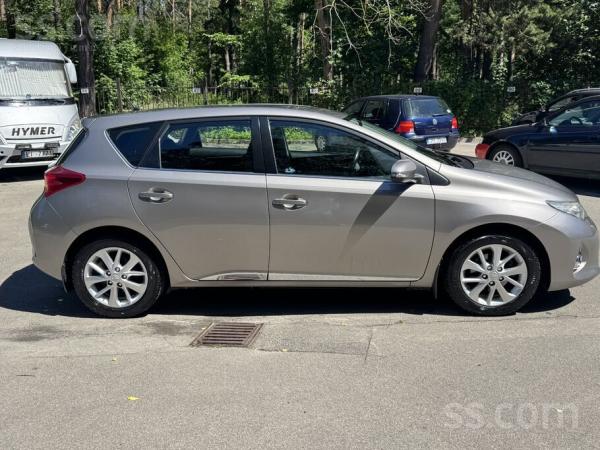 Brown Toyota Auris 2014 in Riga, with an engine capacity of 1.60 L and mileage of 180 thousand km for 7999 €, photo 2 on AUTOMOTO.COM.LV