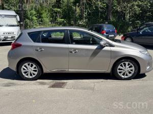 Brown Toyota Auris 2014 in Riga, with an engine capacity of 1.60 L and mileage of 180 thousand km for 7999 €, photo 3 on AUTOMOTO.COM.LV