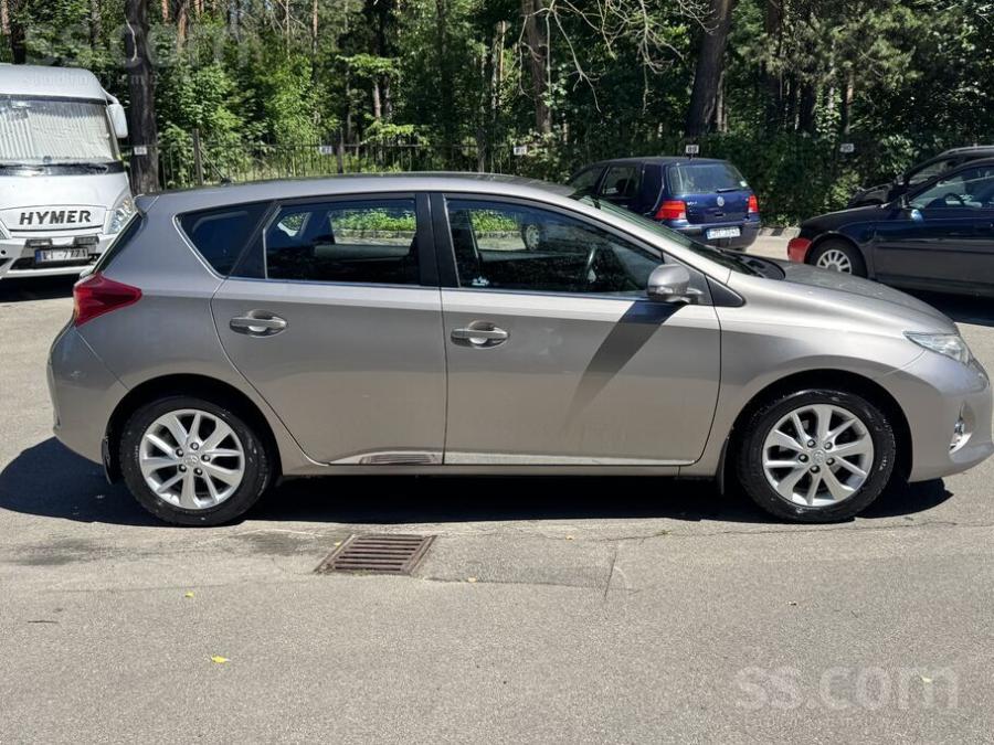 Brown Toyota Auris 2014 in Riga, with an engine capacity of 1.60 L and mileage of 180 thousand km for 7999 €, photo 3 on AUTOMOTO.COM.LV
