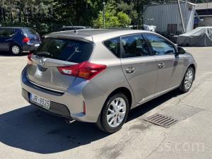 Brown Toyota Auris 2014 in Riga, with an engine capacity of 1.60 L and mileage of 180 thousand km for 7999 €, photo 4 on AUTOMOTO.COM.LV