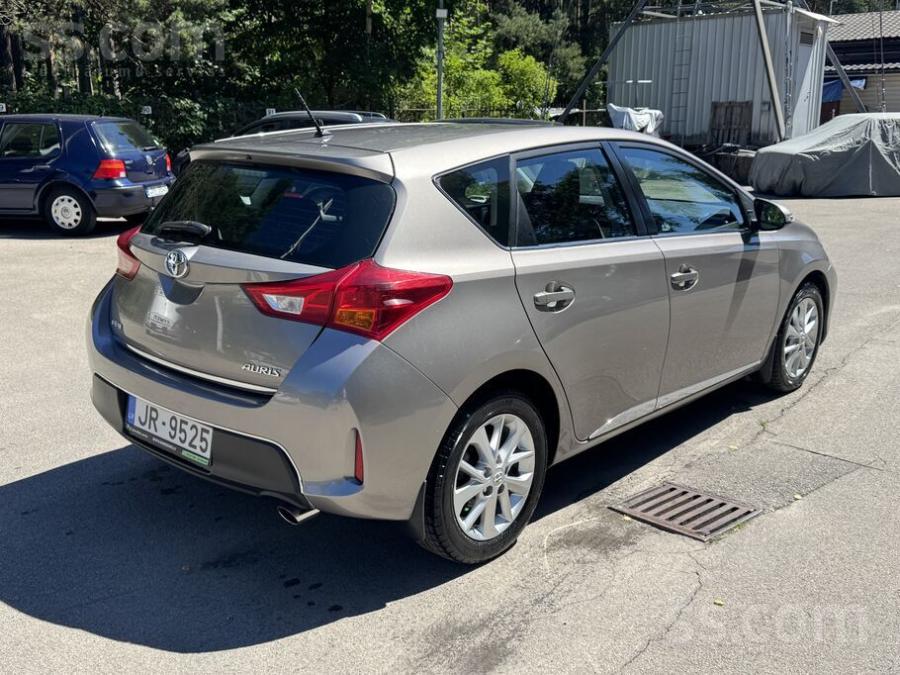 Brown Toyota Auris 2014 in Riga, with an engine capacity of 1.60 L and mileage of 180 thousand km for 7999 €, photo 4 on AUTOMOTO.COM.LV
