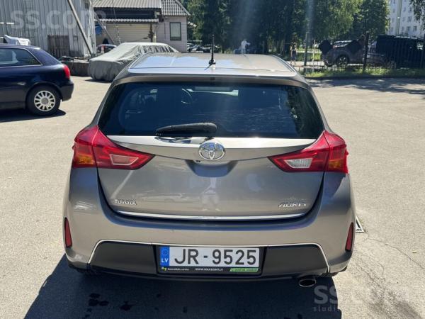 Brown Toyota Auris 2014 in Riga, with an engine capacity of 1.60 L and mileage of 180 thousand km for 7999 €, photo 4 on AUTOMOTO.COM.LV