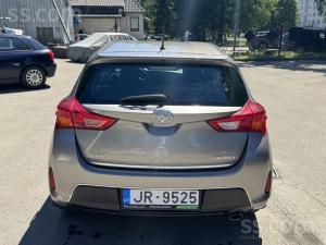 Brown Toyota Auris 2014 in Riga, with an engine capacity of 1.60 L and mileage of 180 thousand km for 7999 €, photo 5 on AUTOMOTO.COM.LV
